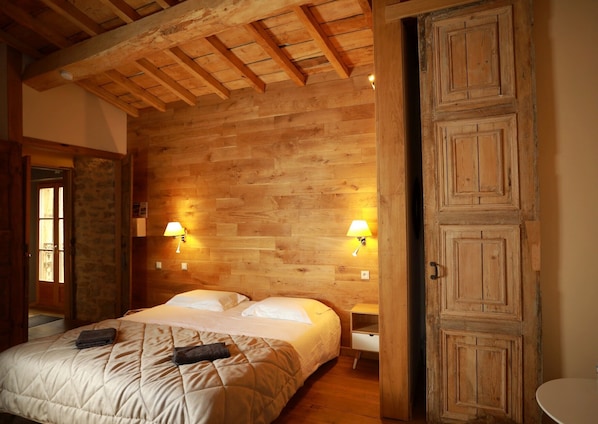 Quarto quádruplo, vista para o pátio | Cofres nos quartos, cortinas blackout, quartos à prova de som