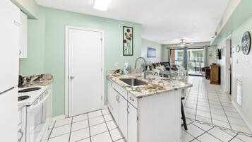 Apartamento Signature em Condomínio Fechado, 2 quartos, não fumadores, cozinha | Cozinha privada | Um frigorífico, um micro-ondas, um forno, uma placa de cozinha