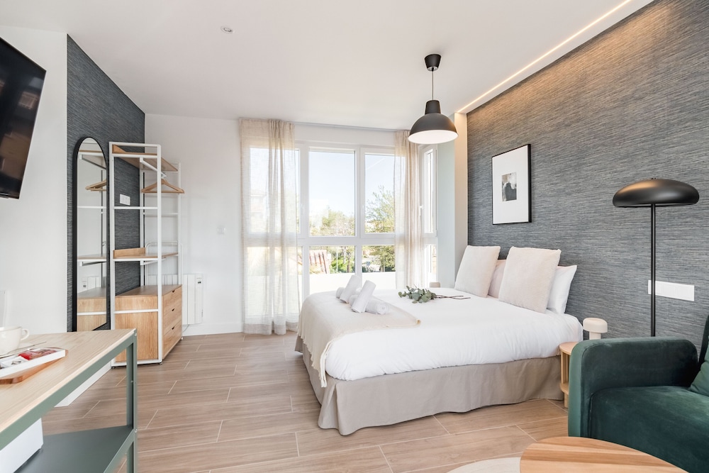 Arturo Soria Stays By Charming - Chamartín