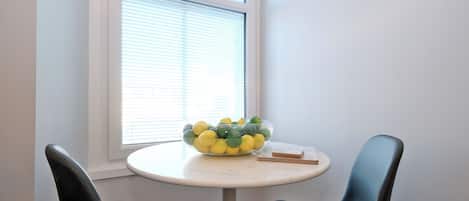 Apartamento (1 Bedroom) | Refeições no quarto