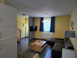 Duplex, 2 quartos, não aceita animais de estimação, de frente para a praia | Área de estar | TV