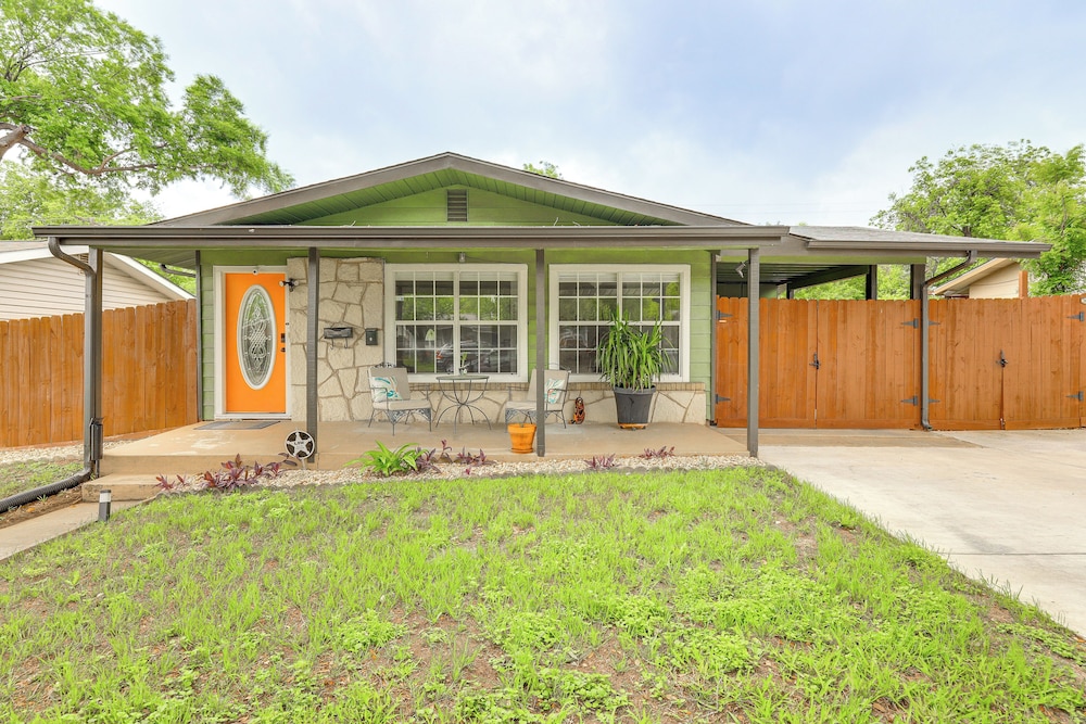 7 Mi To Dtwn San Antonio: Charming Home W/ Yard - San Antonio