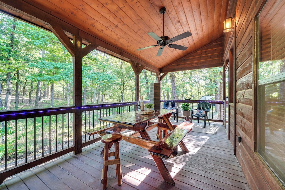 Walk To Restaurants: Hot Tub Haven In Broken Bow! - Broken Bow, OK