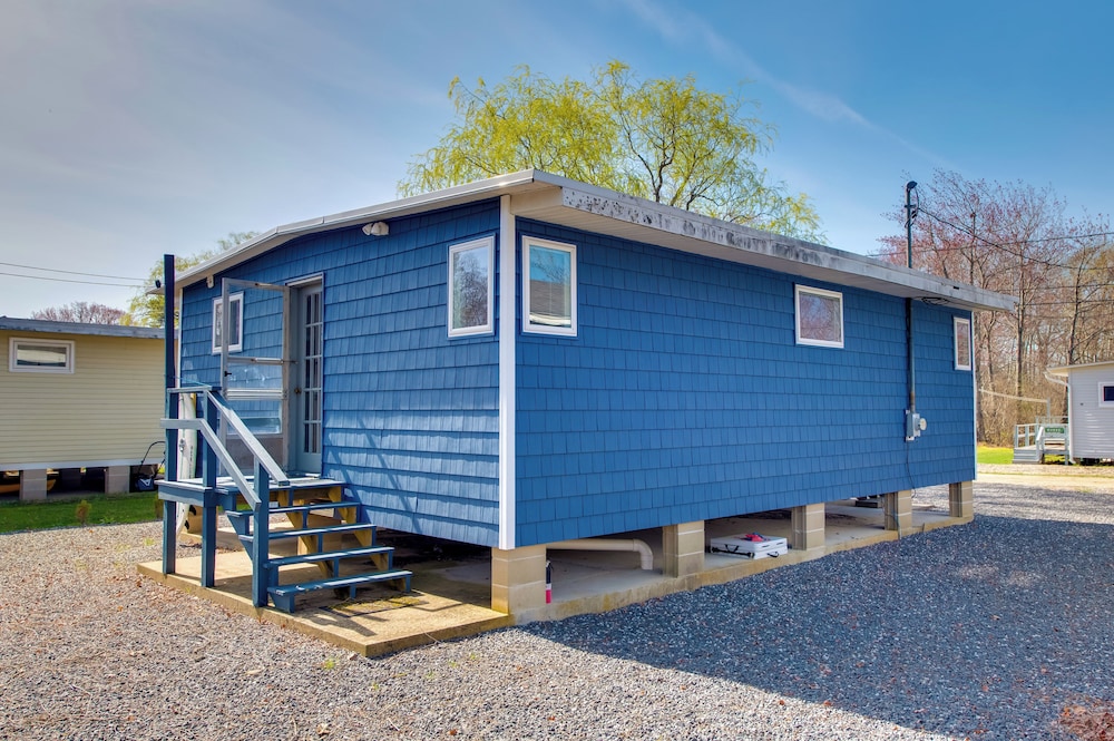 Near Beach & Downtown: York Cottage W/ Yard! - York, ME