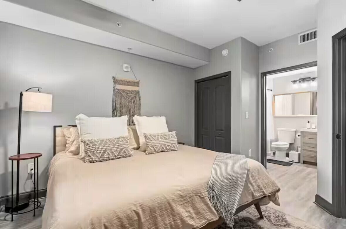 Charming 1-bedroom Condo On Lake Bryan, Disney Fireworks. 10 Mins To Disney! - Lake Buena Vista, FL