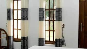 Quarto casal ou duplo família, vista para o jardim | Escrivaninha, Wi-Fi de cortesia, roupa de cama