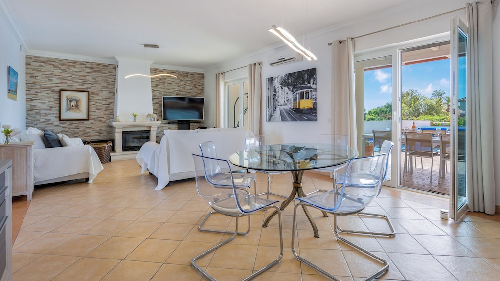 Gorgeous, Family Home Close To Olhão, With Distant Sea Views And A Hot Tub - Olhão