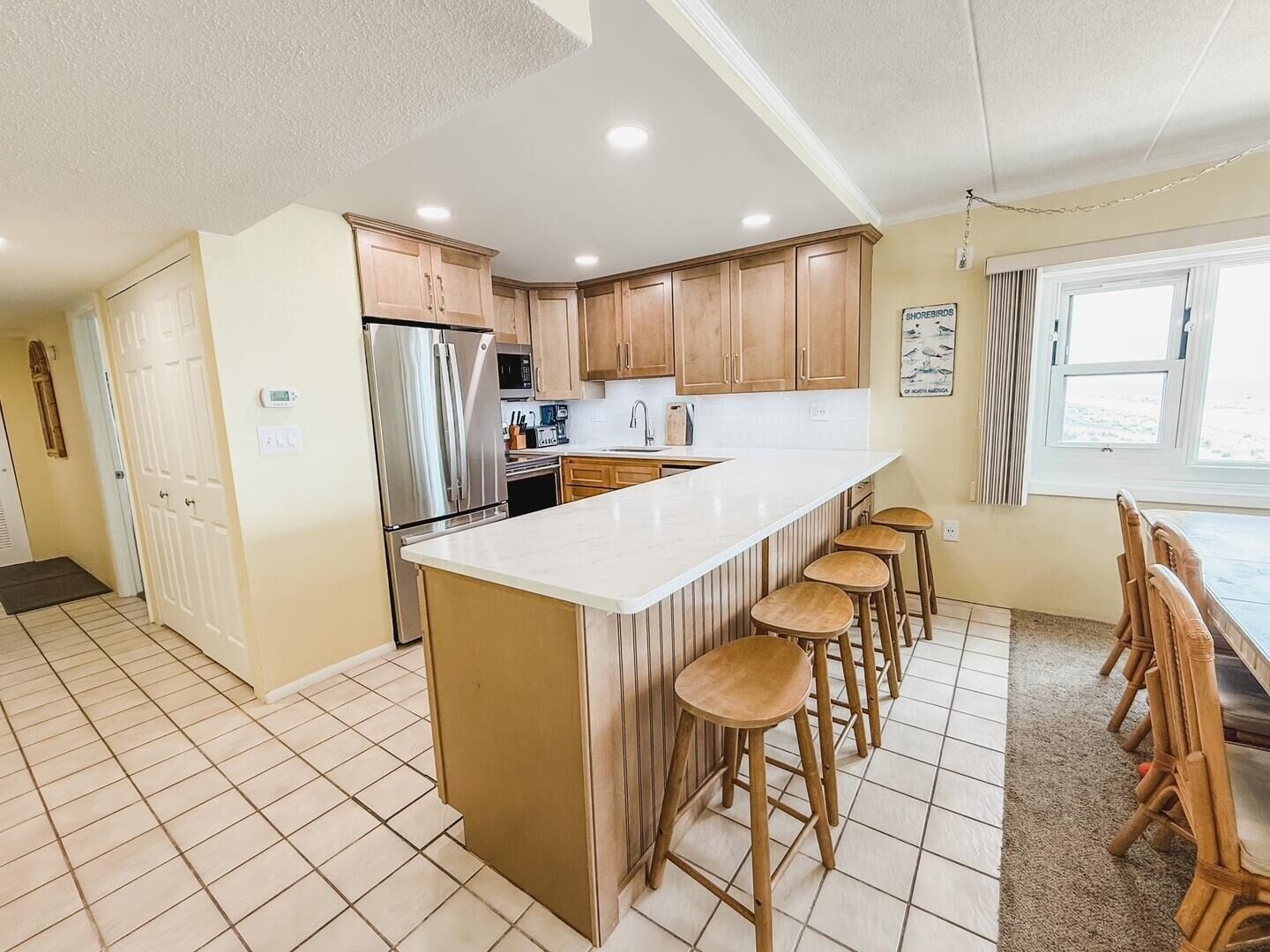 Apartamento em Condomínio Fechado, 3 quartos | Cozinha privada | Um frigorífico, uma cafeteira/bule, uma torradeira 