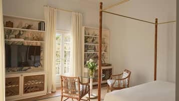 Quarto Júnior, vista para a piscina | Minibar, cofre no quarto, cortinas/cortinados opacos