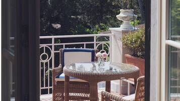 Minibar, cofre no quarto, cortinas/cortinados opacos