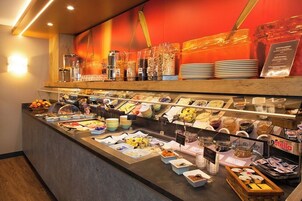 Pequeno-almoço tipo buffet diário mediante uma taxa 