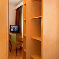 Quarto solteiro, para não fumantes | Roupas de cama antialérgicas, edredons de pluma, cofres nos quartos