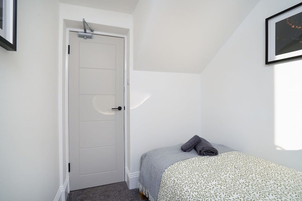 Modern 5 Bed-2 Bath Apartment - Galashiels