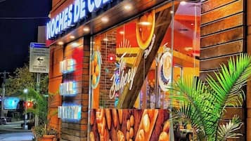 Almoços e jantares servidos, incluindo cozinha sul-americana
