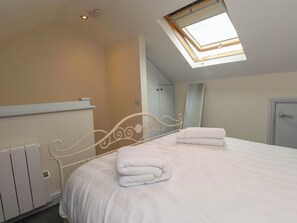 1 quarto, com decoração personalizada, com mobília individualizada 