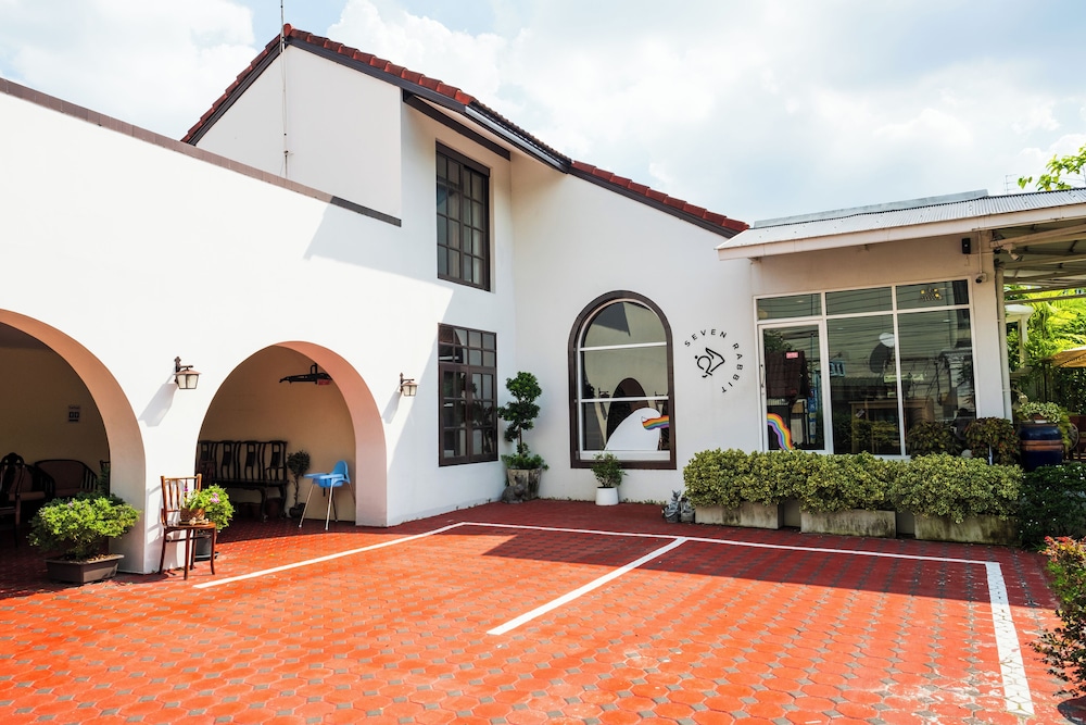 Seven Rabbit House - Bangkok