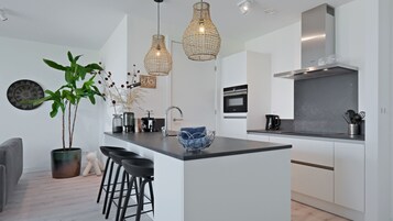 Apartamento (Pharos Dunes) | Cozinha privada | Um frigorífico, utensílios de cozinha 