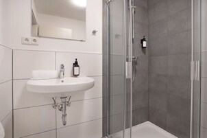 Apartamento Deluxe, 1 quarto | Casa de banho | Um polibã, um secador de cabelo, toalhas fornecidas, sabão 