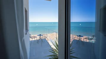 Suite Deluxe, vista para o mar, em frente à praia | Terraço/pátio interior