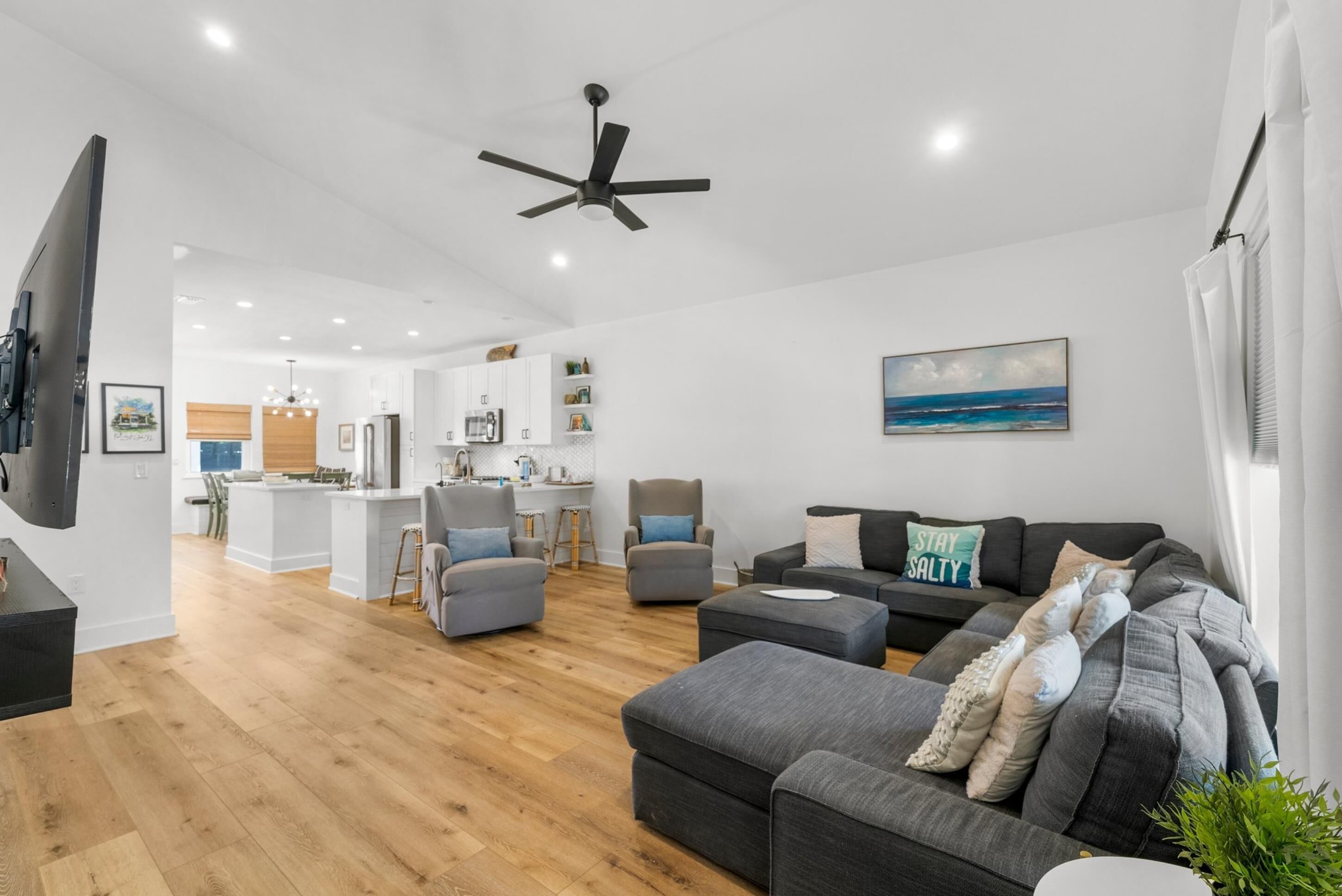 Casa, vista para o jardim | Sala de estar | Smart TV de 60 de polegadas com canais digitais, Netflix, Hulu 