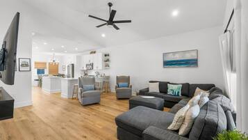 Casa, vista para o jardim | Sala de estar | Smart TV de 60 de polegadas com canais digitais, Netflix, Hulu