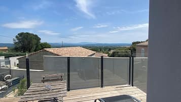 Quarto casal conforto, sacada, vista para o jardim | Wi-Fi de cortesia
