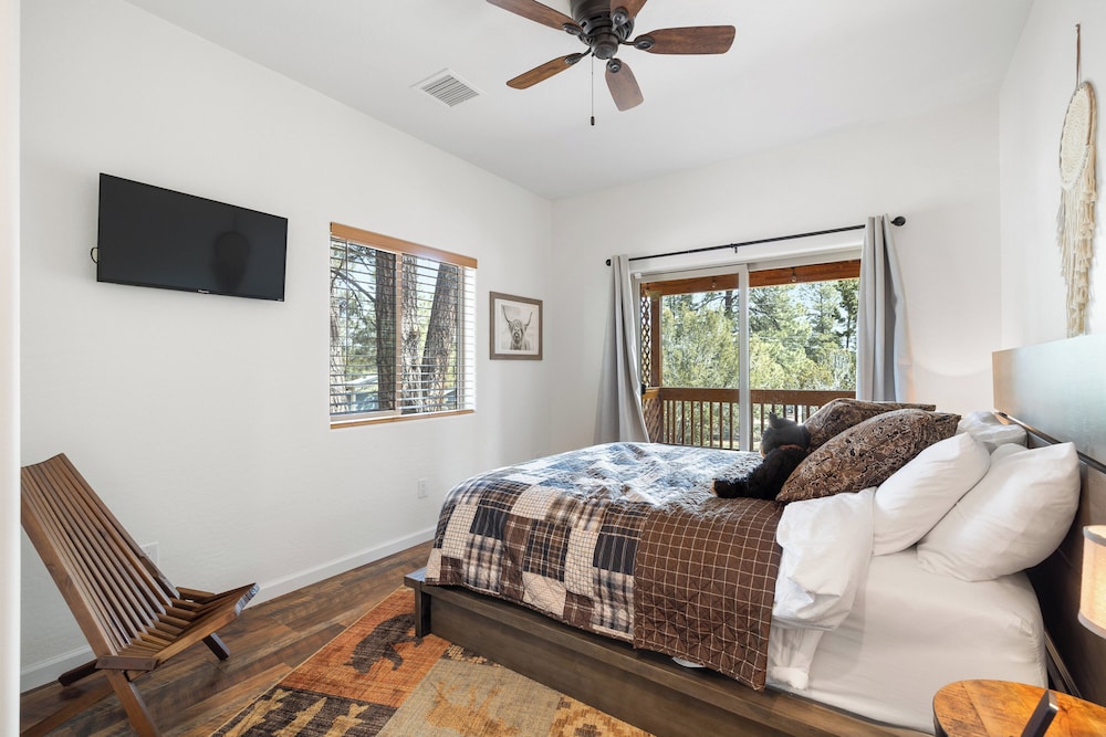 Charming 2-bedroom Cabin with WiFi, Wood Stove and AC in serene Heber ...