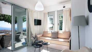 Villa, 2 quartos, piscina privativa, vista para a montanha | Sala | Televisor de ecrã plano de 32 polegadas com canais via satélite
