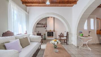 Vila, 1 quarto, acesso à piscina, vista para a montanha | Sala de estar | TV de tela plana 32 polegadas com canais a cabo, lareira