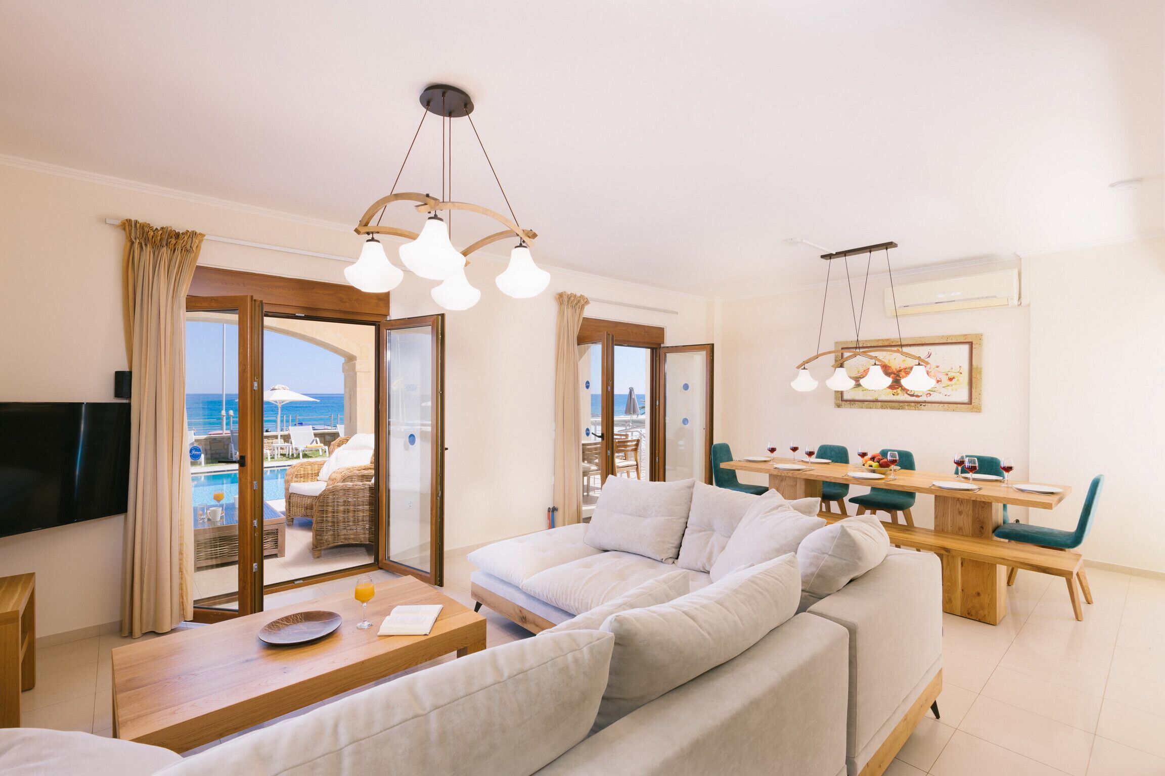 Vila, 6 quartos, piscina particular, vista para o mar | Sala de estar | TV de tela plana 40 polegadas com canais via satélite