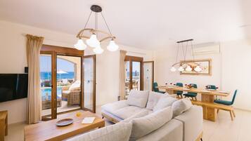Vila, 6 quartos, piscina particular, vista para o mar | Sala de estar | TV de tela plana 40 polegadas com canais via satélite
