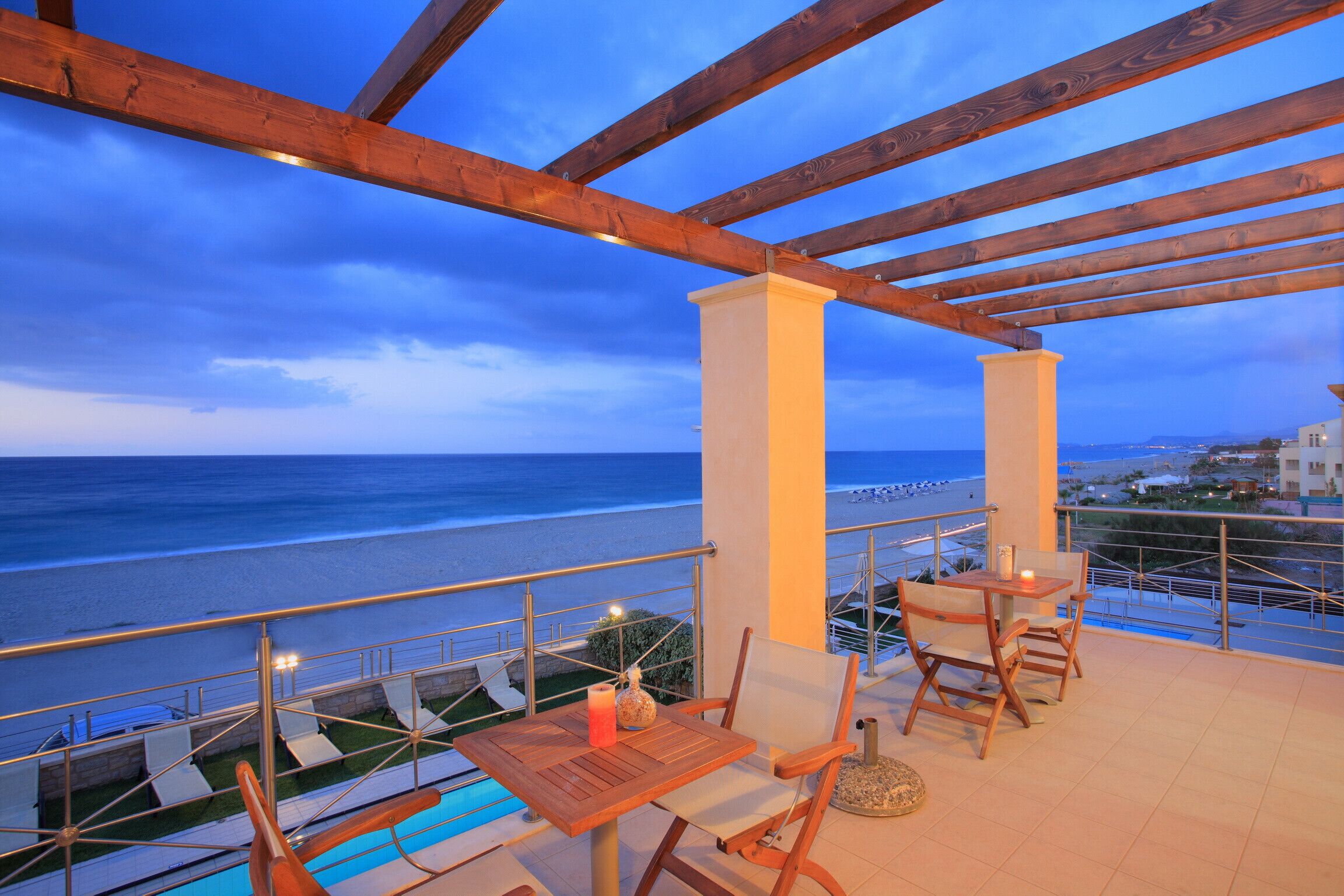 Vila, 6 quartos, piscina particular, vista para o mar | Sacada