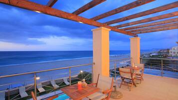 Vila, 6 quartos, piscina particular, vista para o mar | Sacada