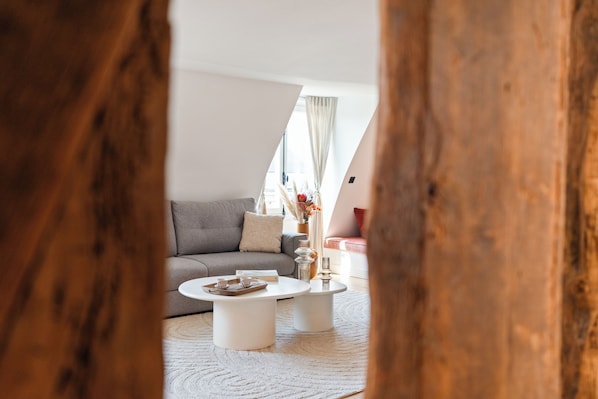 Penthouse Deluxe, 3 quartos, vista para o parque | Sala de estar | Televisor de ecrã plano de 80 cm com canais digitais