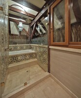 Suite Júnior, vista para a piscina | Casa de banho