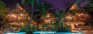 Fachada da propriedade à noite
