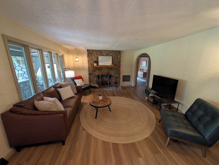 Charming 3-bedroom Cottage With Lake Access Nearby, Dock, Wifi At Boone Lake - Johnson City, TN