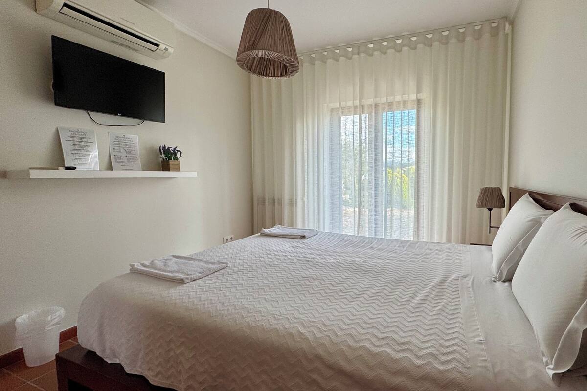 Quarto Duplo Económico, pátio, vista para a montanha | Com decoração personalizada, berços/camas para crianças grátis