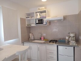 Apartamento clássico, vista para o pátio | Cozinha privada | Geladeira, micro-ondas, fogão, torradeira