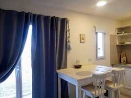 Apartamento clássico, vista para o pátio | Área de estar | TV