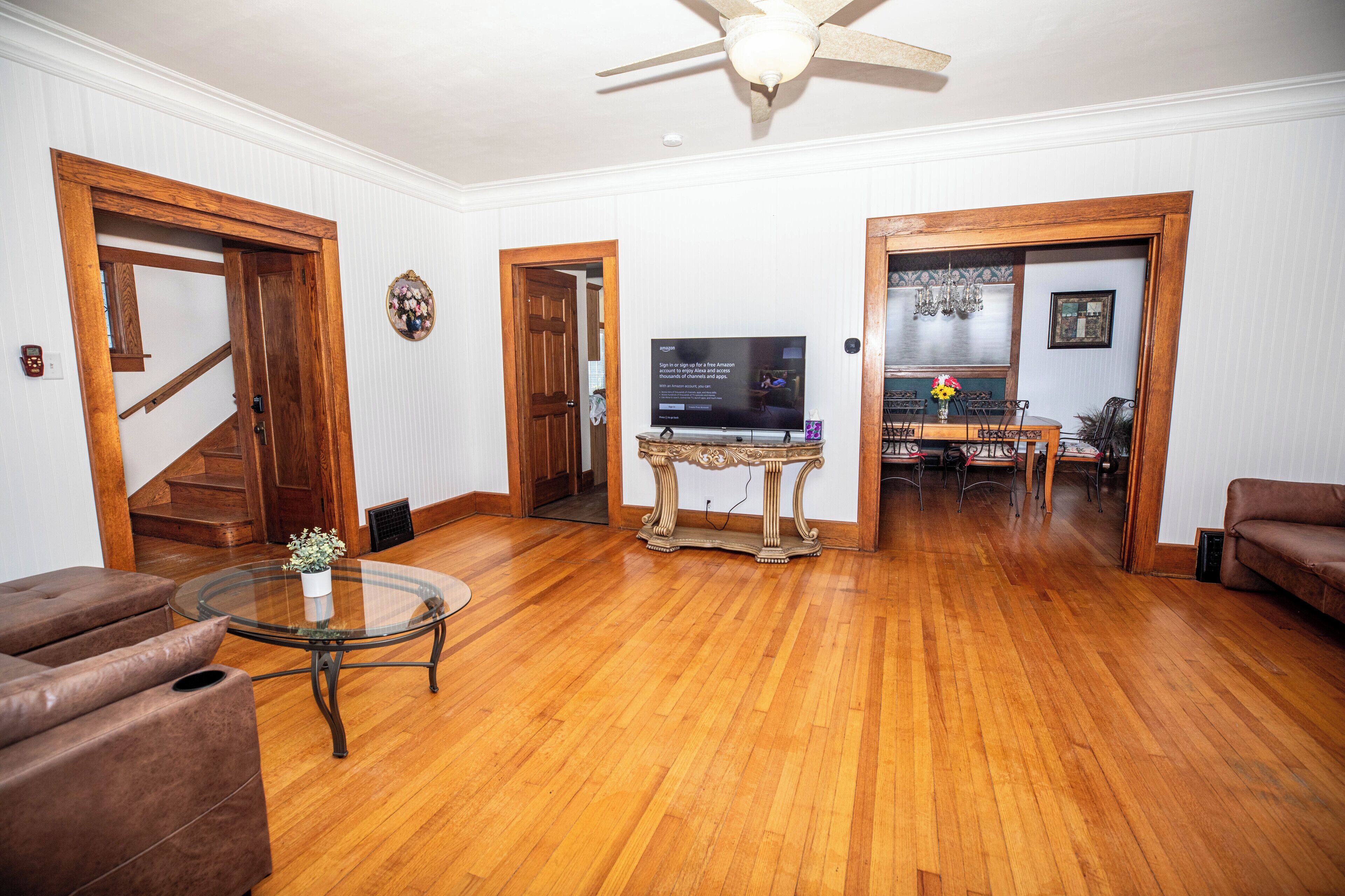 Spacious 5 Bdr, 2.5 Bath - Updated & Prime! Lots Of Parking! Sleeps Up To 16! - Cedar Rapids, IA