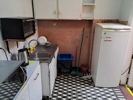 Um frigorífico/congelador grande, um micro-ondas, um forno 