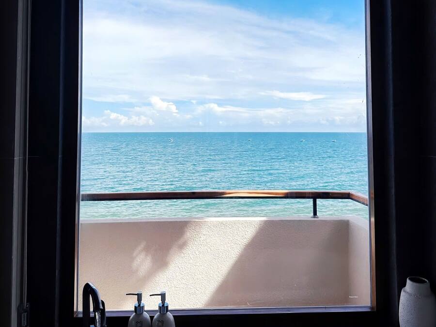 Quarto Duplo, vista para o mar | Casa de banho | Um polibã, um chuveiro fixo, artigos de higiene pessoal grátis