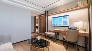 Suite Clássica, Vista para a cidade | Cofre no quarto, secretária