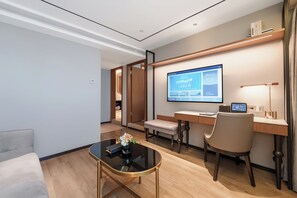 Suíte clássica, vista para a cidade | Cofres nos quartos, escrivaninha, espaço de trabalho para notebook