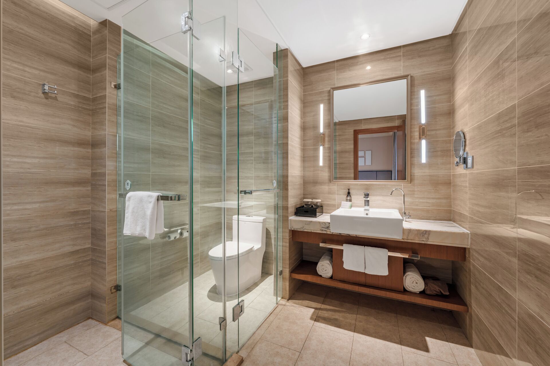 Quarto casal superior, vista para a cidade | Banheiro | Chuveiro, produtos de toalete grátis, secador de cabelo, chinelos