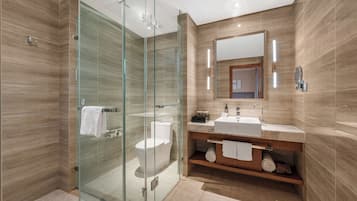 Quarto casal superior, vista para a cidade | Banheiro | Chuveiro, produtos de toalete grátis, secador de cabelo, chinelos