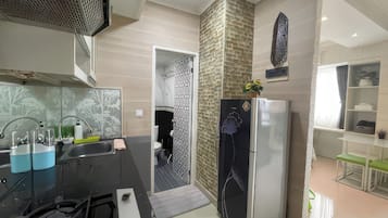 Estúdio luxo, sacada, vista para a cidade | Cozinha privada | Geladeira, micro-ondas, cooktop, talheres/pratos/utensílios de cozinha