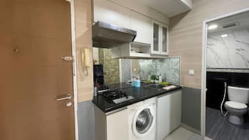 Estúdio luxo, sacada, vista para a cidade | Cozinha privada | Geladeira, micro-ondas, cooktop, talheres/pratos/utensílios de cozinha