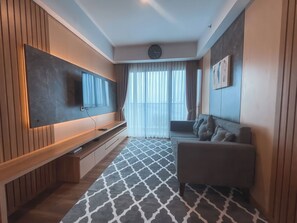 Apartamento Deluxe, 2 quartos, varanda, Vista para a cidade | Sala de estar | Televisor de ecrã plano de 42 polegadas com canais por cabo 